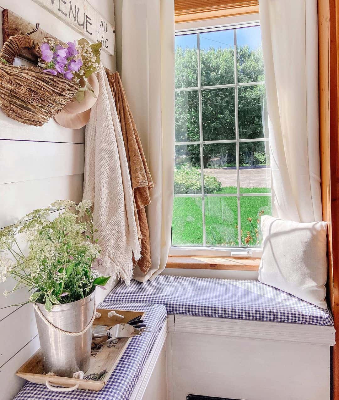 41 Farmhouse Benches to Beautify Your Home