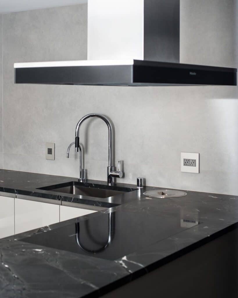 23 Black Kitchen Countertops That Are Strikingly Beautiful