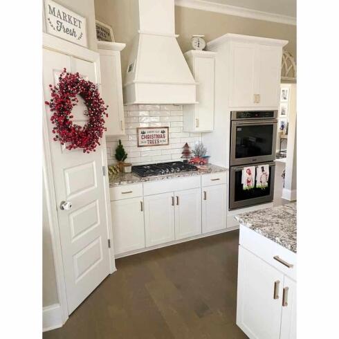 31 Farmhouse Christmas Kitchen Décor Ideas to Make the Merriest Kitchen