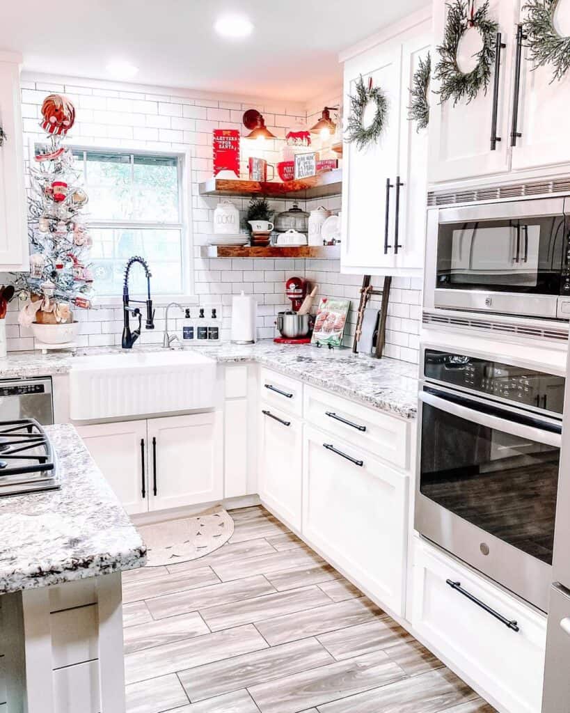 31 Farmhouse Christmas Kitchen Décor Ideas to Make the Merriest Kitchen