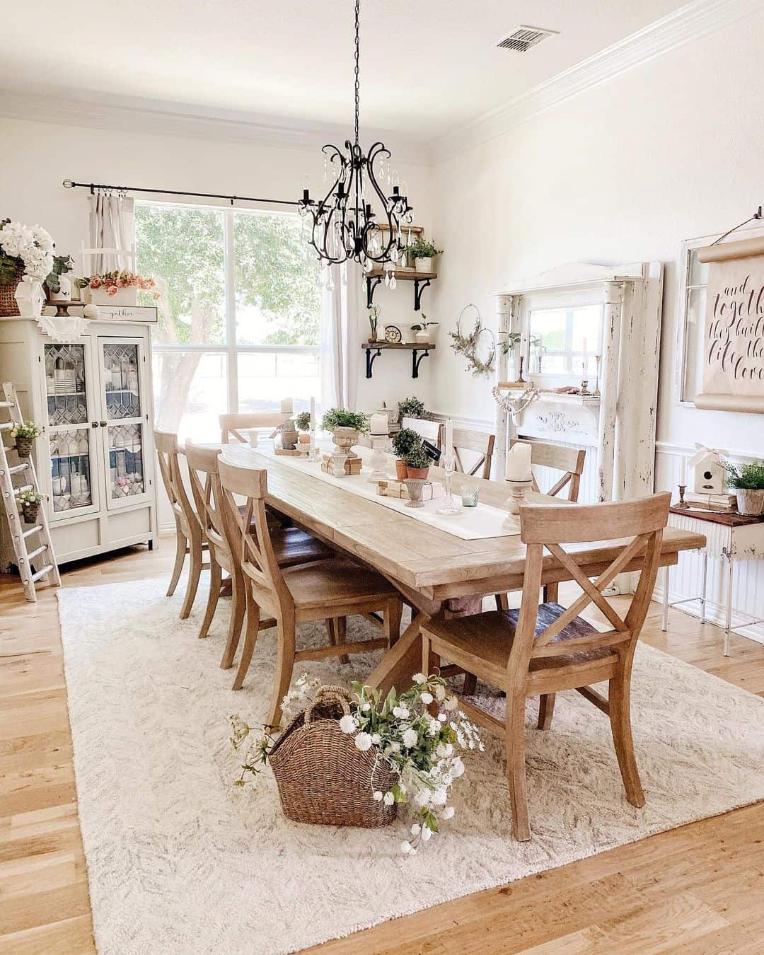 35 Farmhouse Dining Room Lighting Ideas that Fashionably Illuminate
