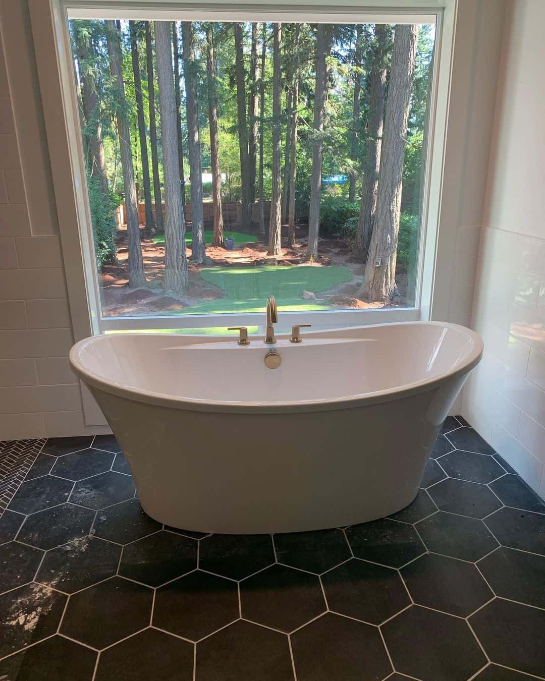 26 Bathtub in Front of Window Ideas That Look Dreamy