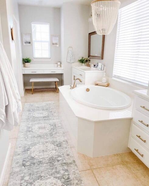17 Bathtub Ledge Ideas for a More Functional Bathroom
