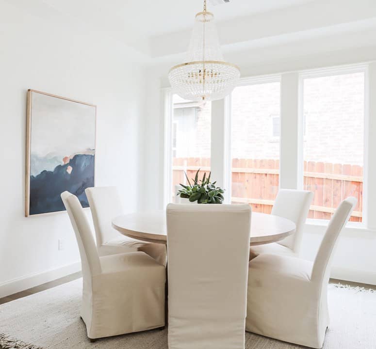 27 Rugs Under Round Tables to Add a Wow Factor in your Dining Room