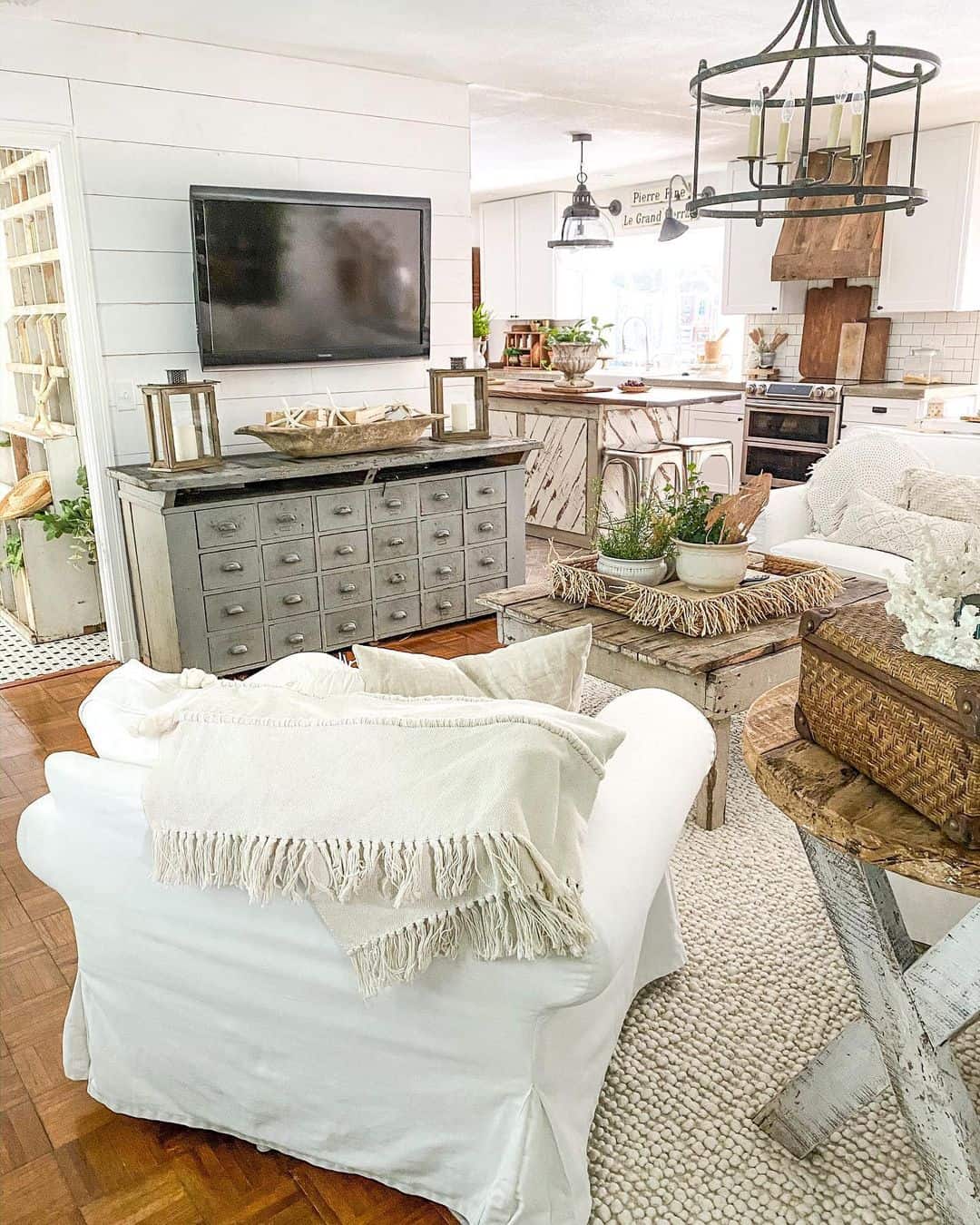 38 Farmhouse TV Wall Ideas That Deserve the Spotlight