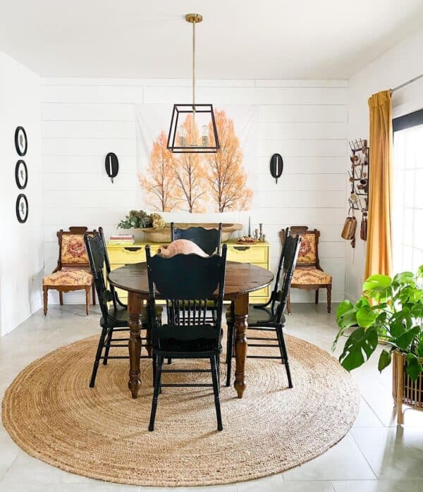 27 Rugs Under Round Tables to Add a Wow Factor in your Dining Room