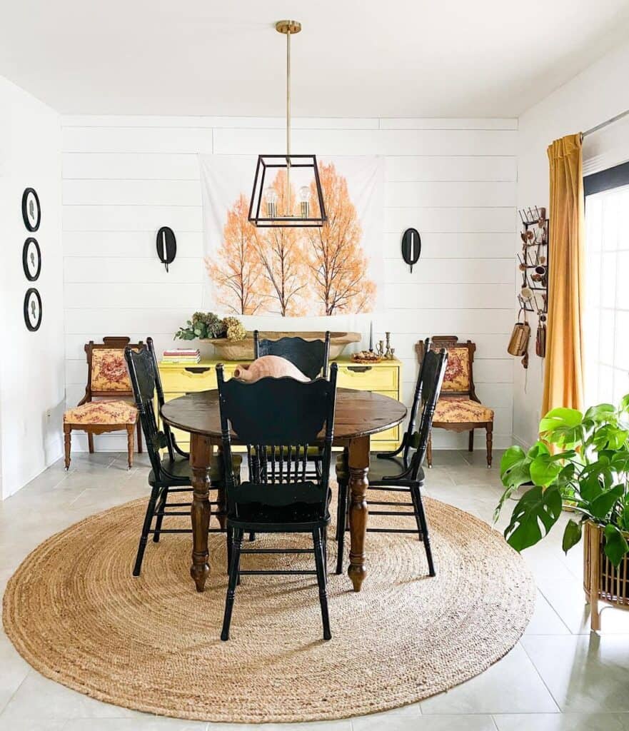 27 Rugs Under Round Tables to Add a Wow Factor in your Dining Room