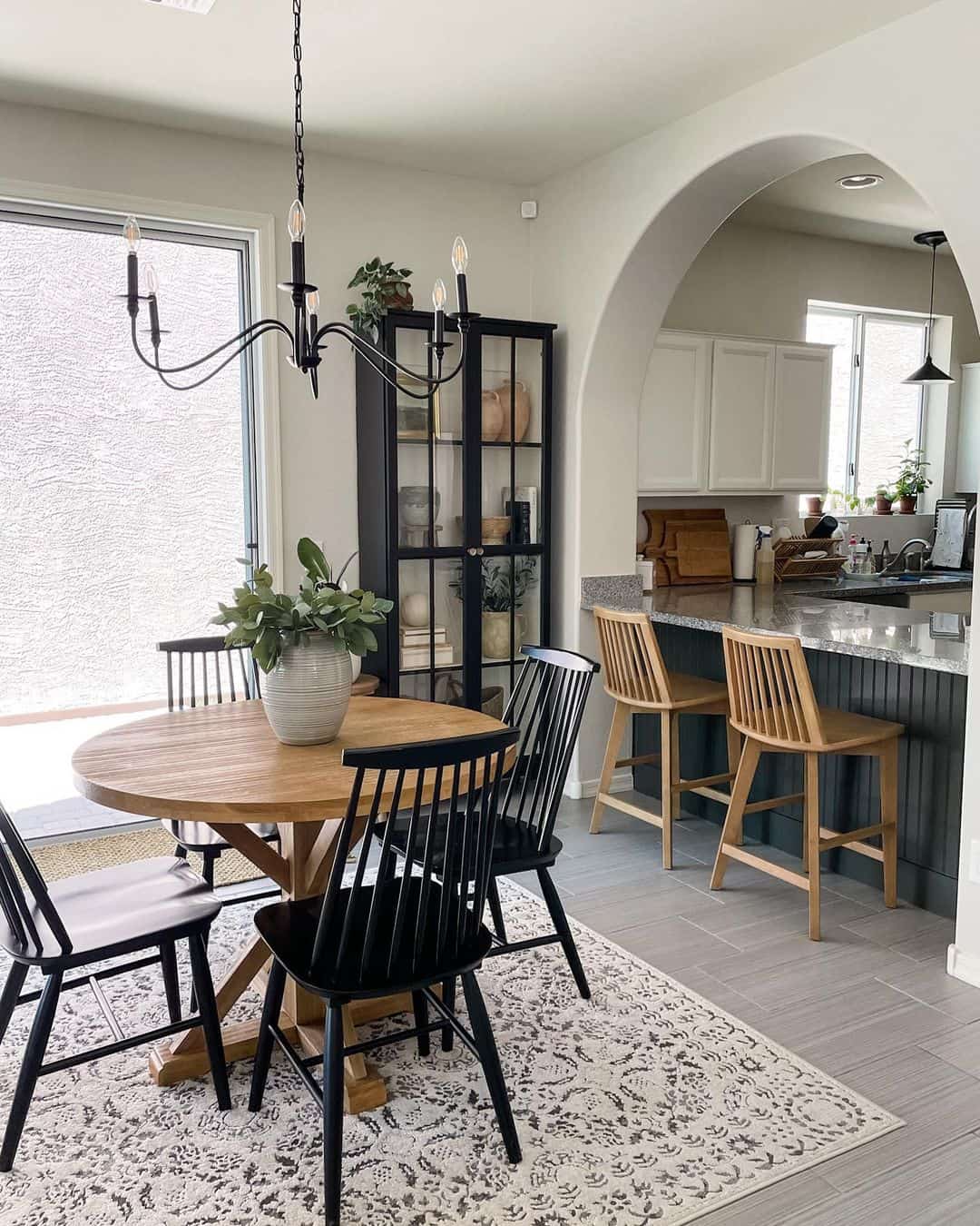 27 Rugs Under Round Tables to Add a Wow Factor in your Dining Room