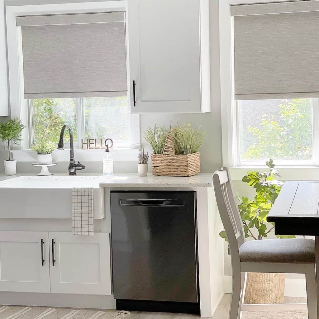 35 Farmhouse Window Treatments for Kitchens That Need Extra Oomph