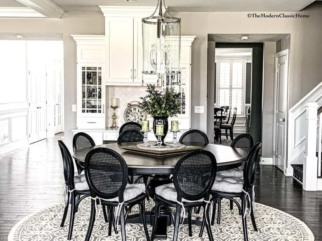 27 Rugs Under Round Tables to Add a Wow Factor in your Dining Room