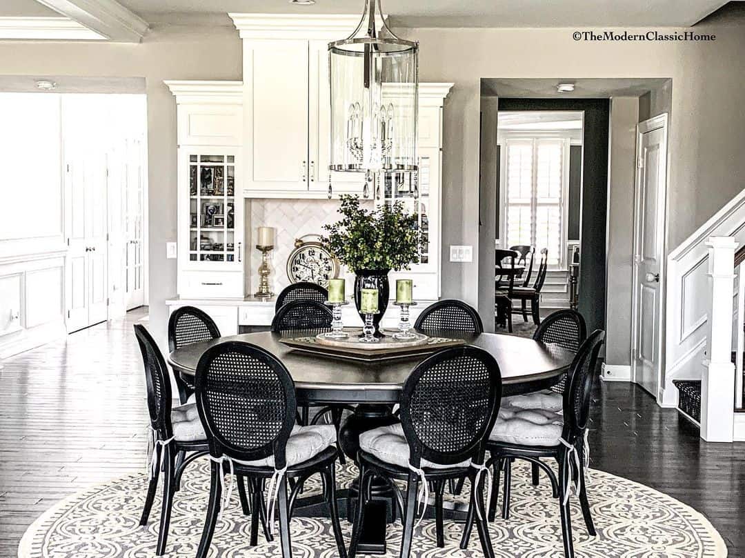 27 Rugs Under Round Tables to Add a Wow Factor in your Dining Room