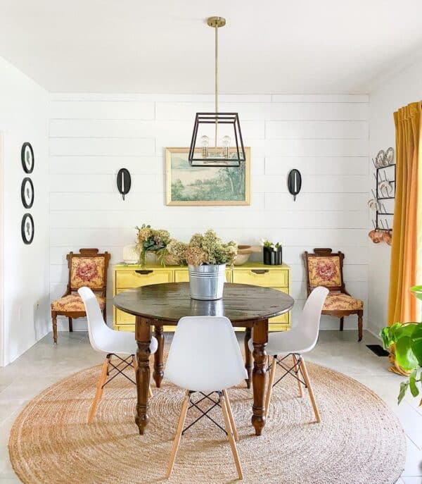 27 Rugs Under Round Tables to Add a Wow Factor in your Dining Room