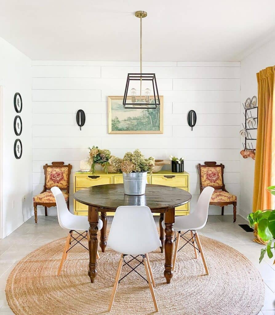 27 Rugs Under Round Tables to Add a Wow Factor in your Dining Room