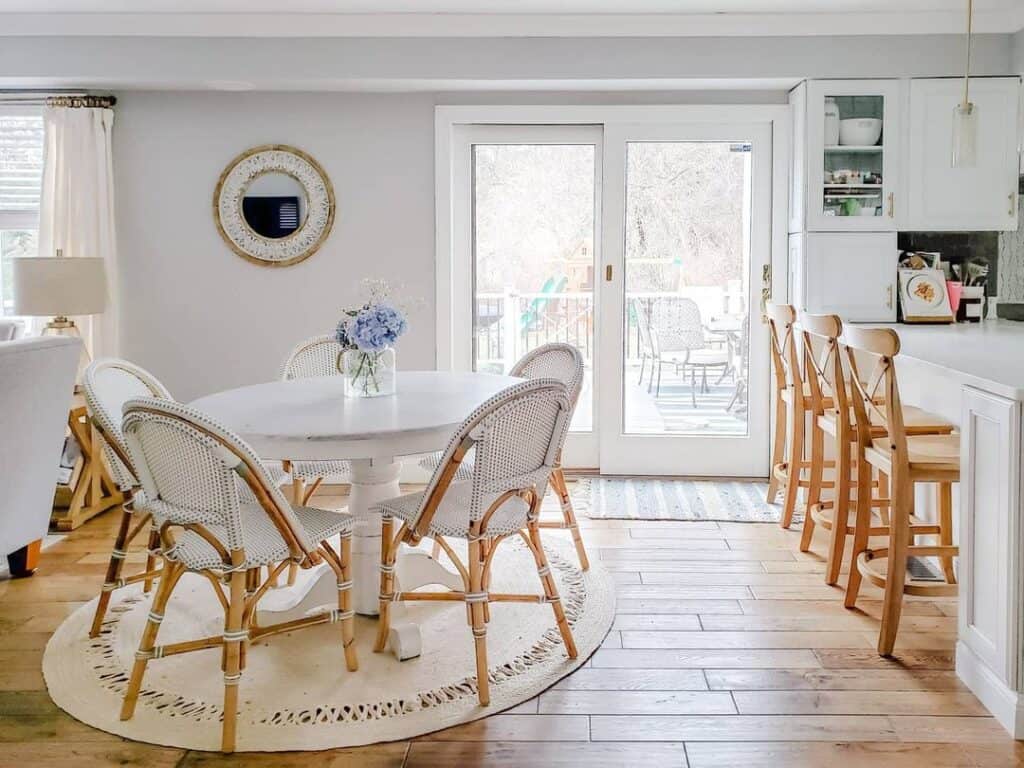 27 Rugs Under Round Tables to Add a Wow Factor in your Dining Room