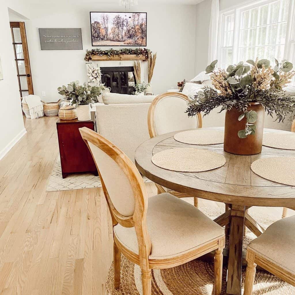 27 Rugs Under Round Tables to Add a Wow Factor in your Dining Room