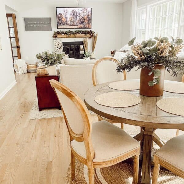 27 Rugs Under Round Tables to Add a Wow Factor in your Dining Room