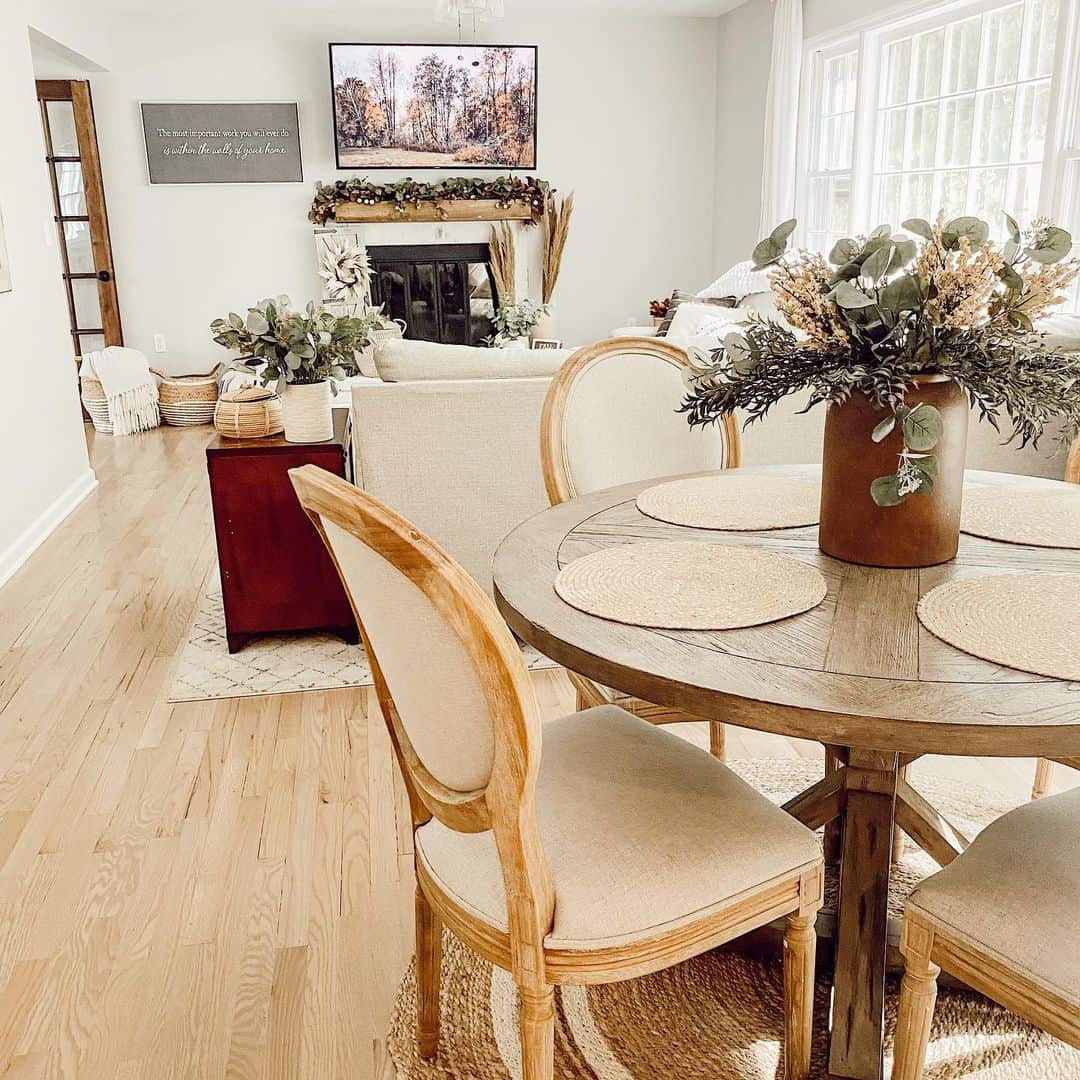 27 Rugs Under Round Tables to Add a Wow Factor in your Dining Room