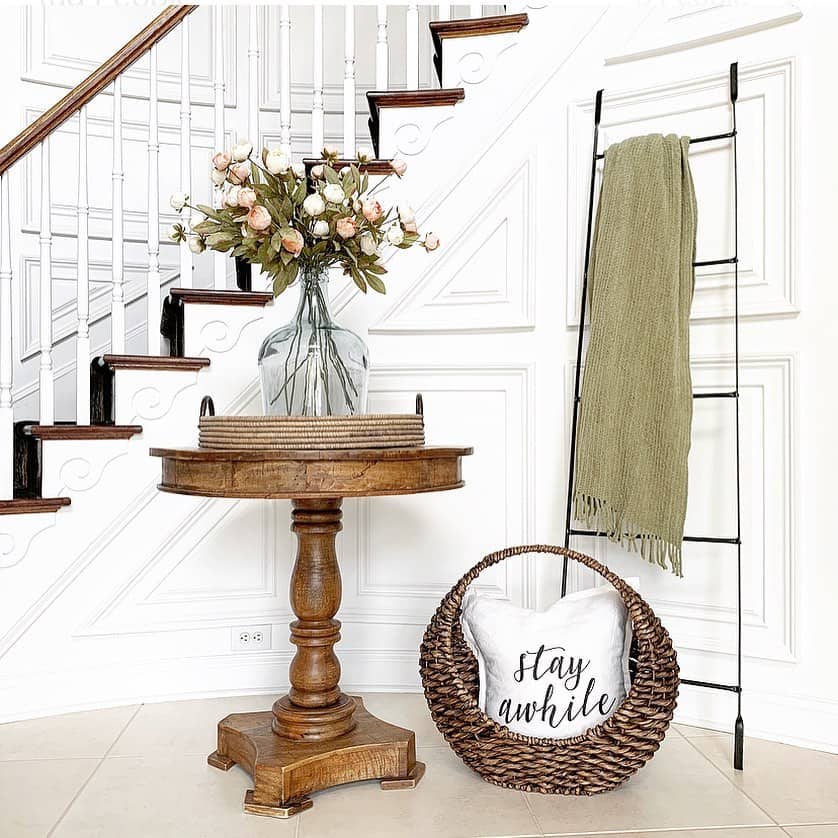 11 Entryway Round Tables That Inspire Wow-Worthy Reactions