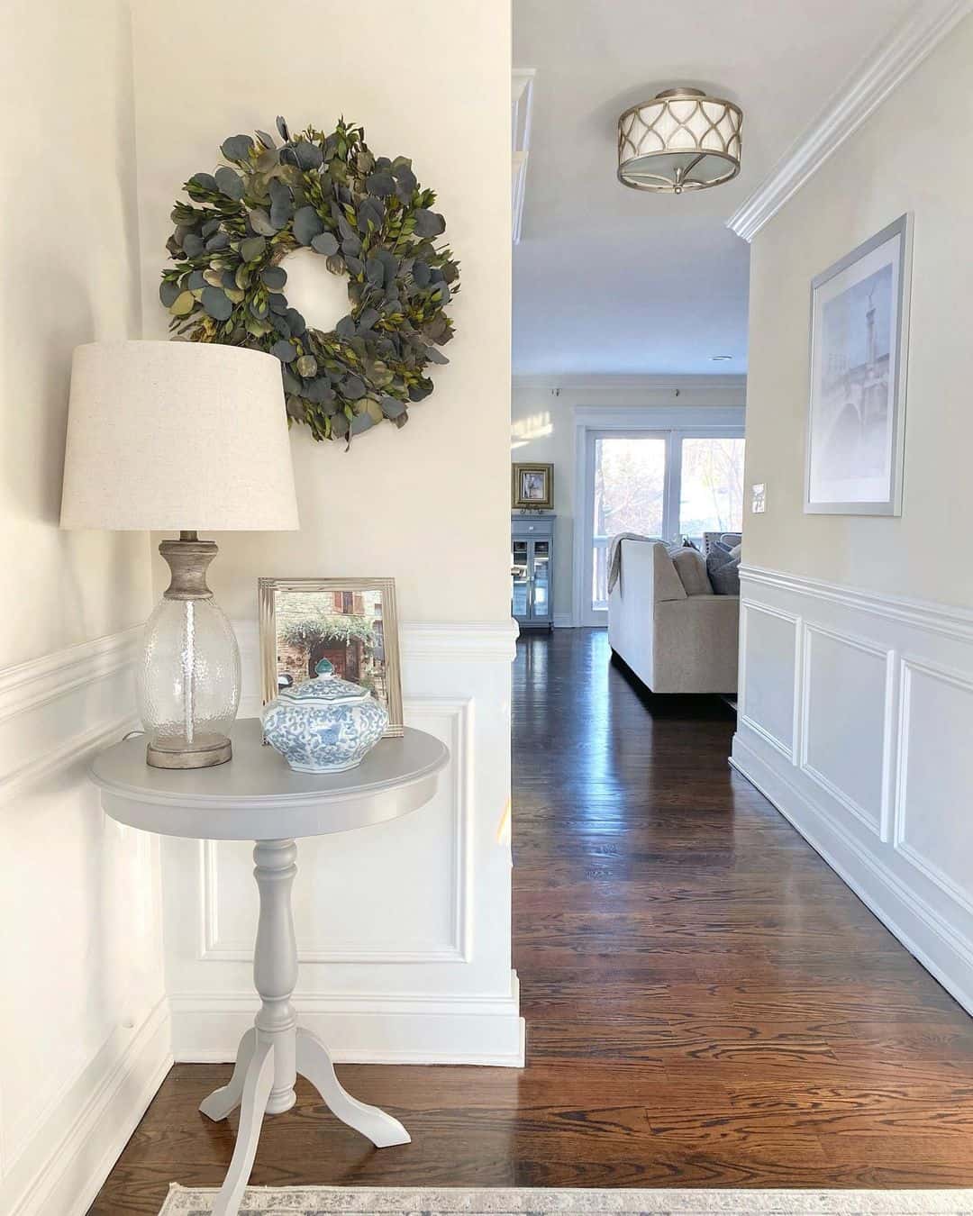 11 Entryway Round Tables That Inspire Wow-Worthy Reactions