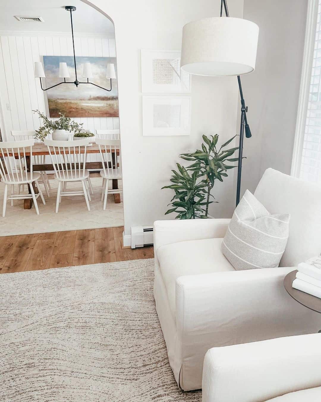 28 White Living Room Chairs for an Elegant Chic Vibe