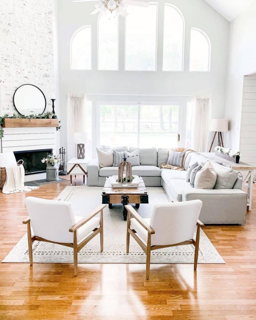 28 White Living Room Chairs for an Elegant Chic Vibe