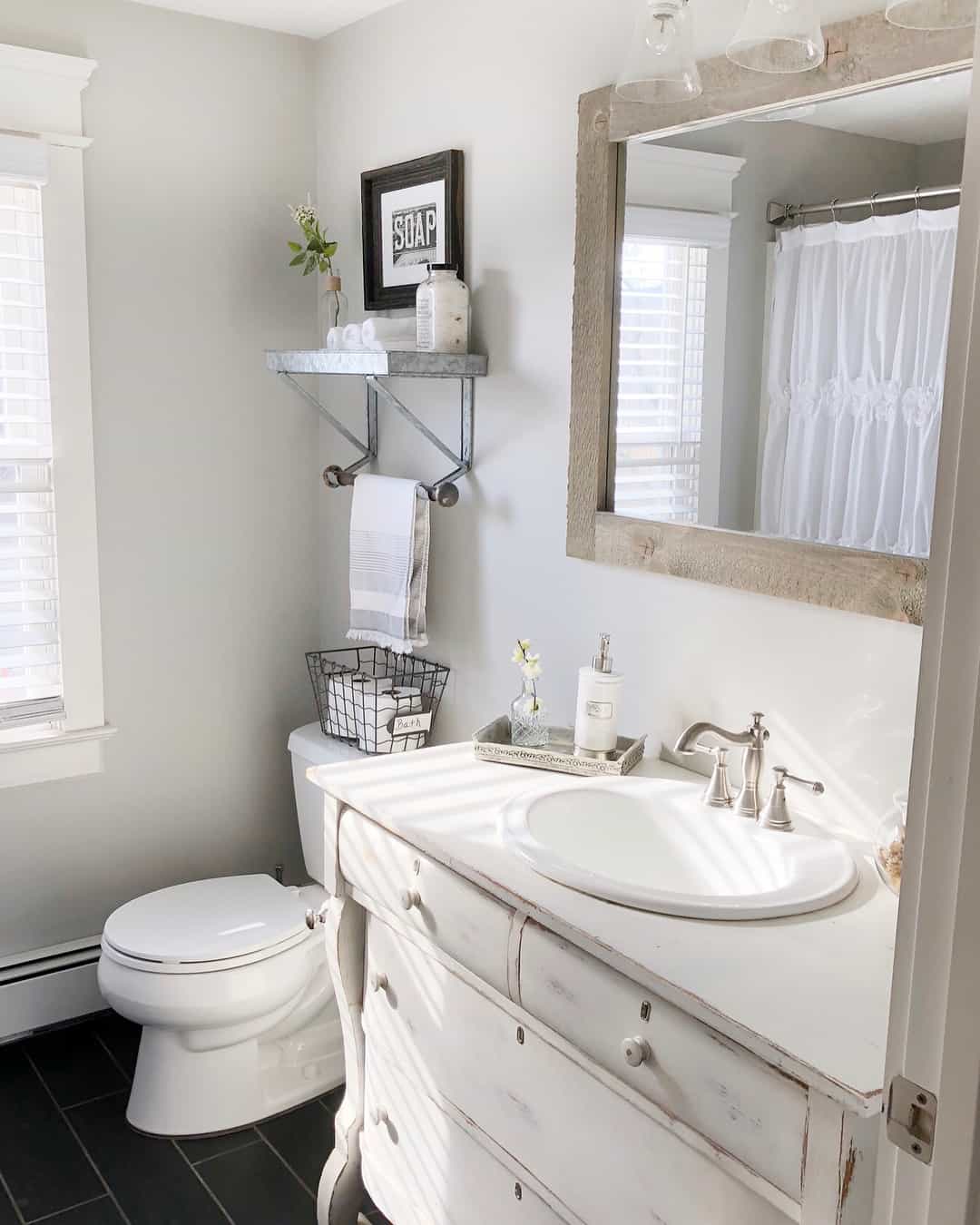 22 White Bathroom Countertops That are Far From Bland