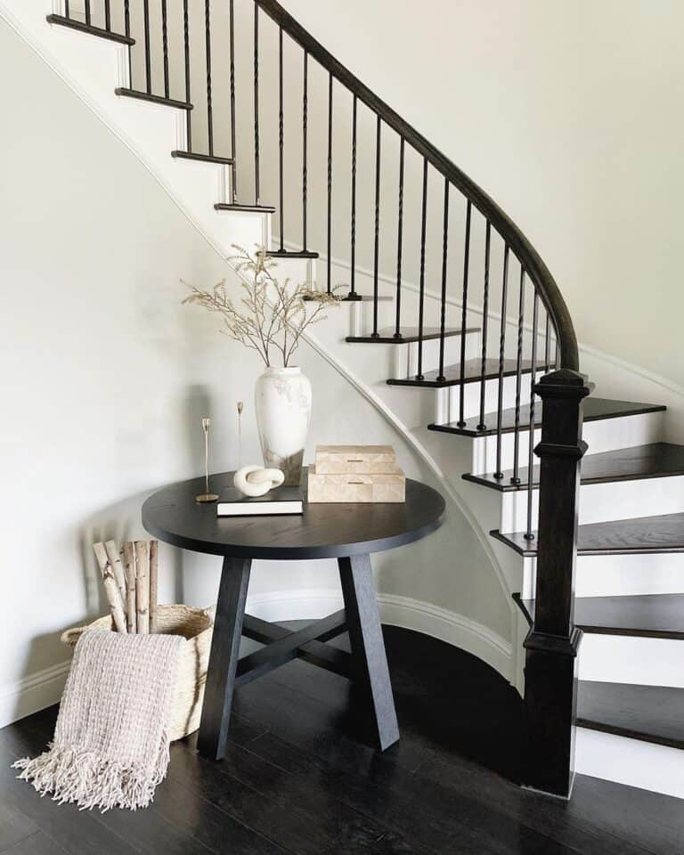11 Entryway Round Tables That Inspire Wow-Worthy Reactions