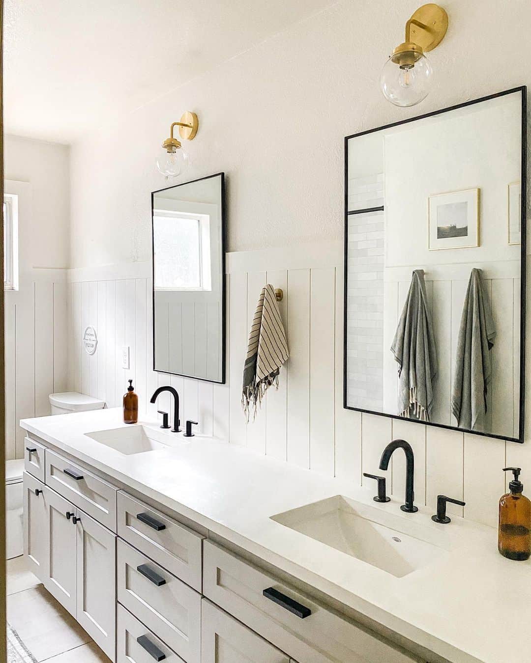 22 White Bathroom Countertops That are Far From Bland