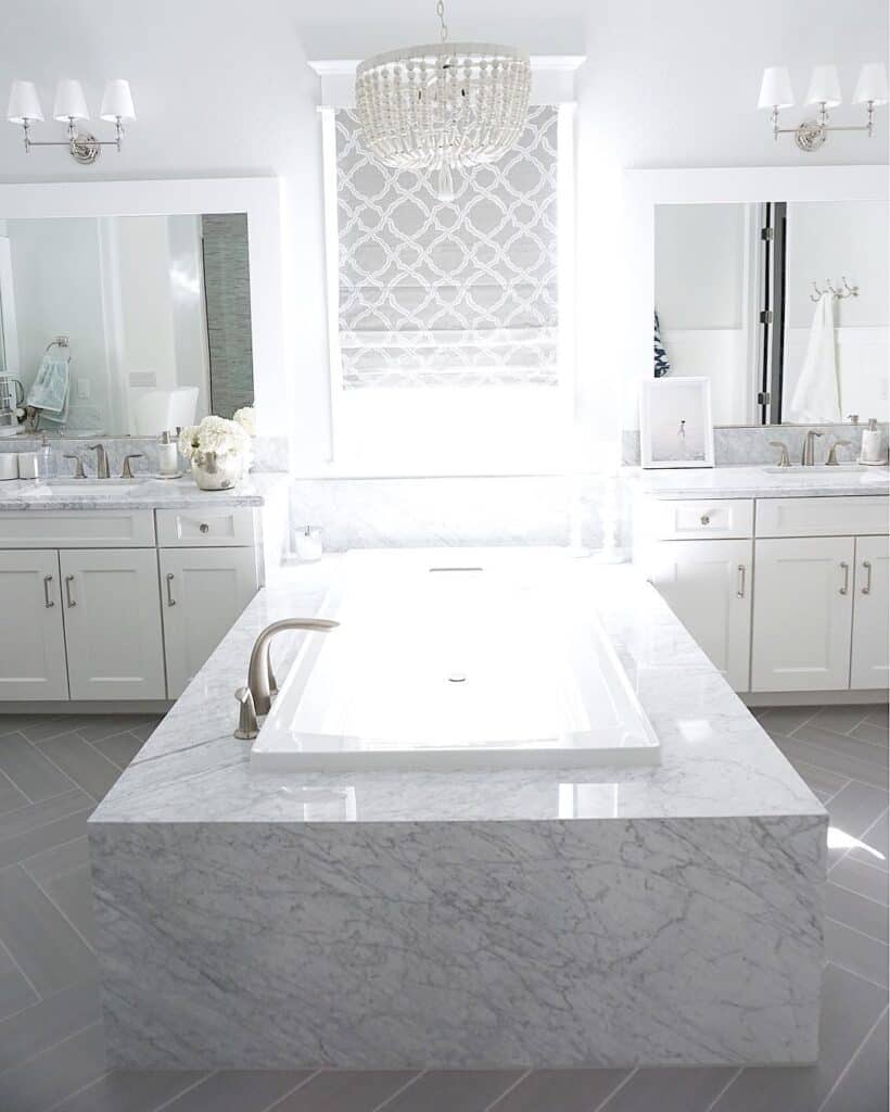 17 Bathtub Ledge Ideas for a More Functional Bathroom