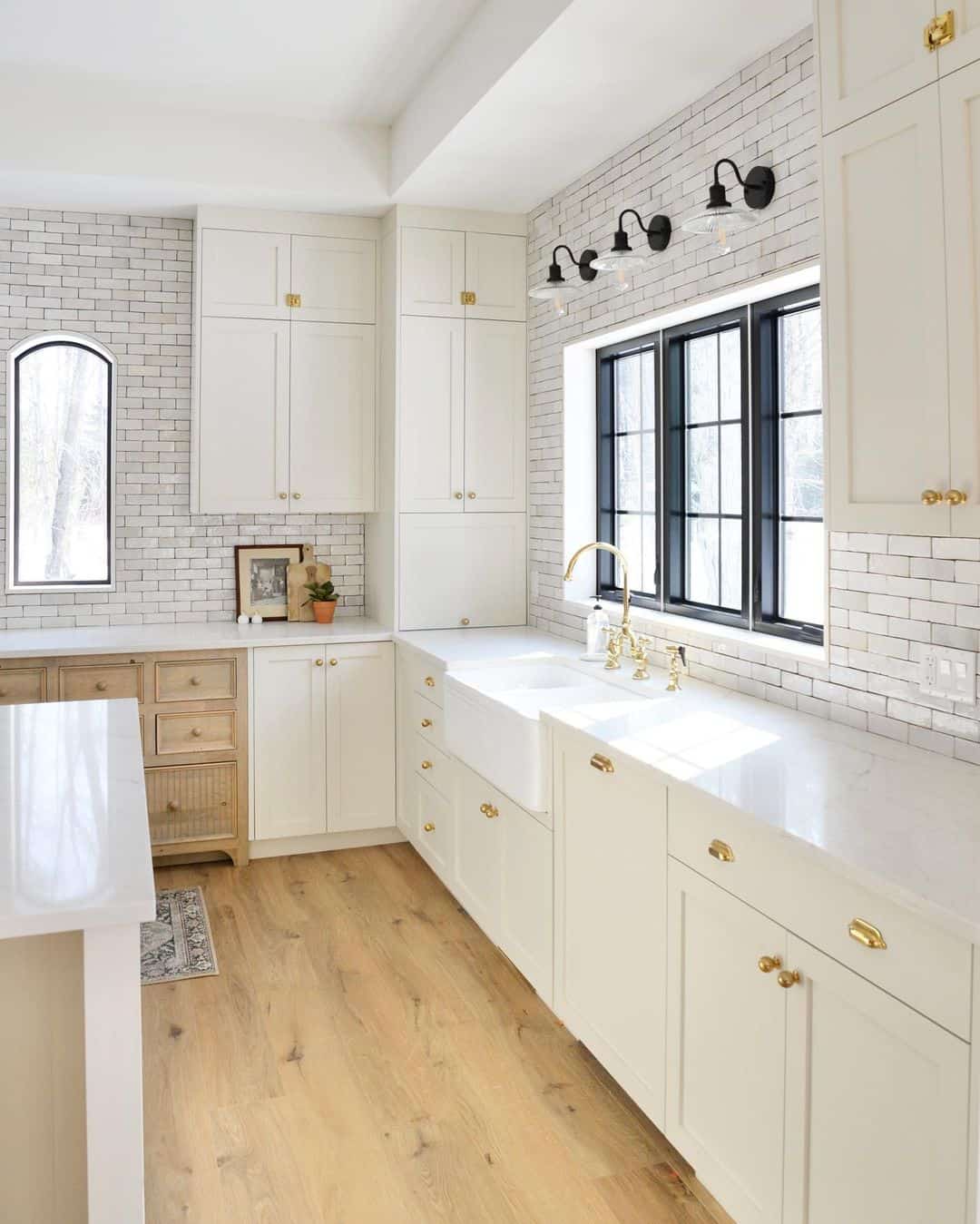 23 Sensational Ideas for Backsplash Around Window