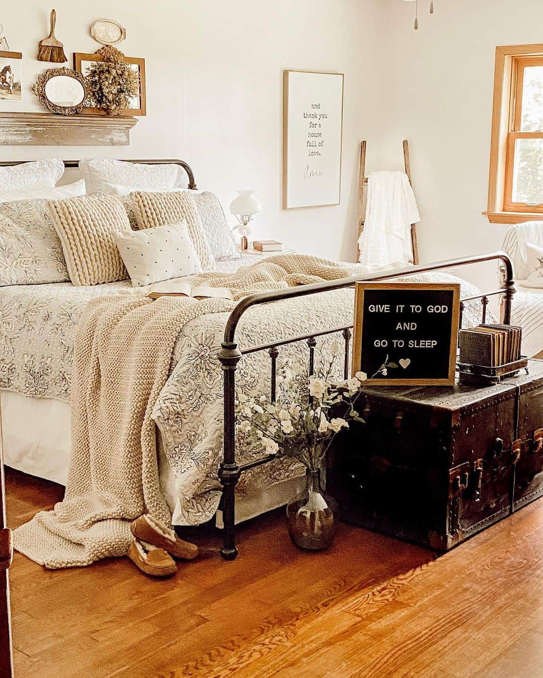 35 Spindle Bed Frame Styles for Any Bedroom in Your Home