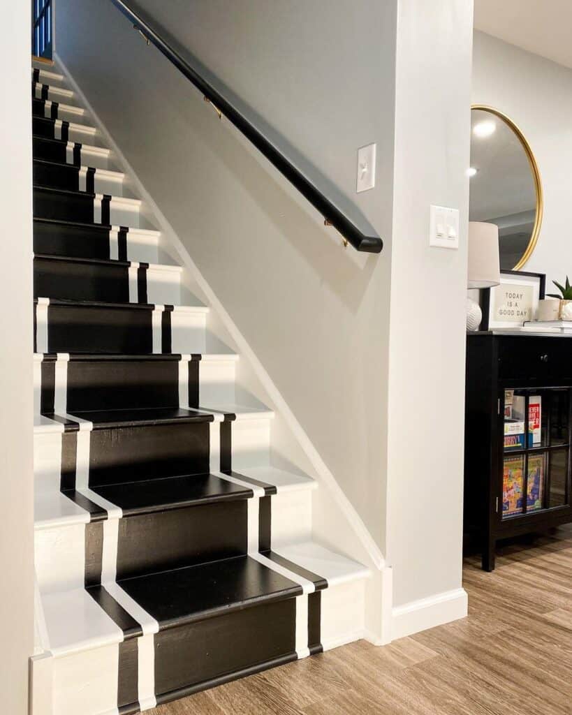 28 Gorgeous Black and White Stairs to Use in Your Renovation