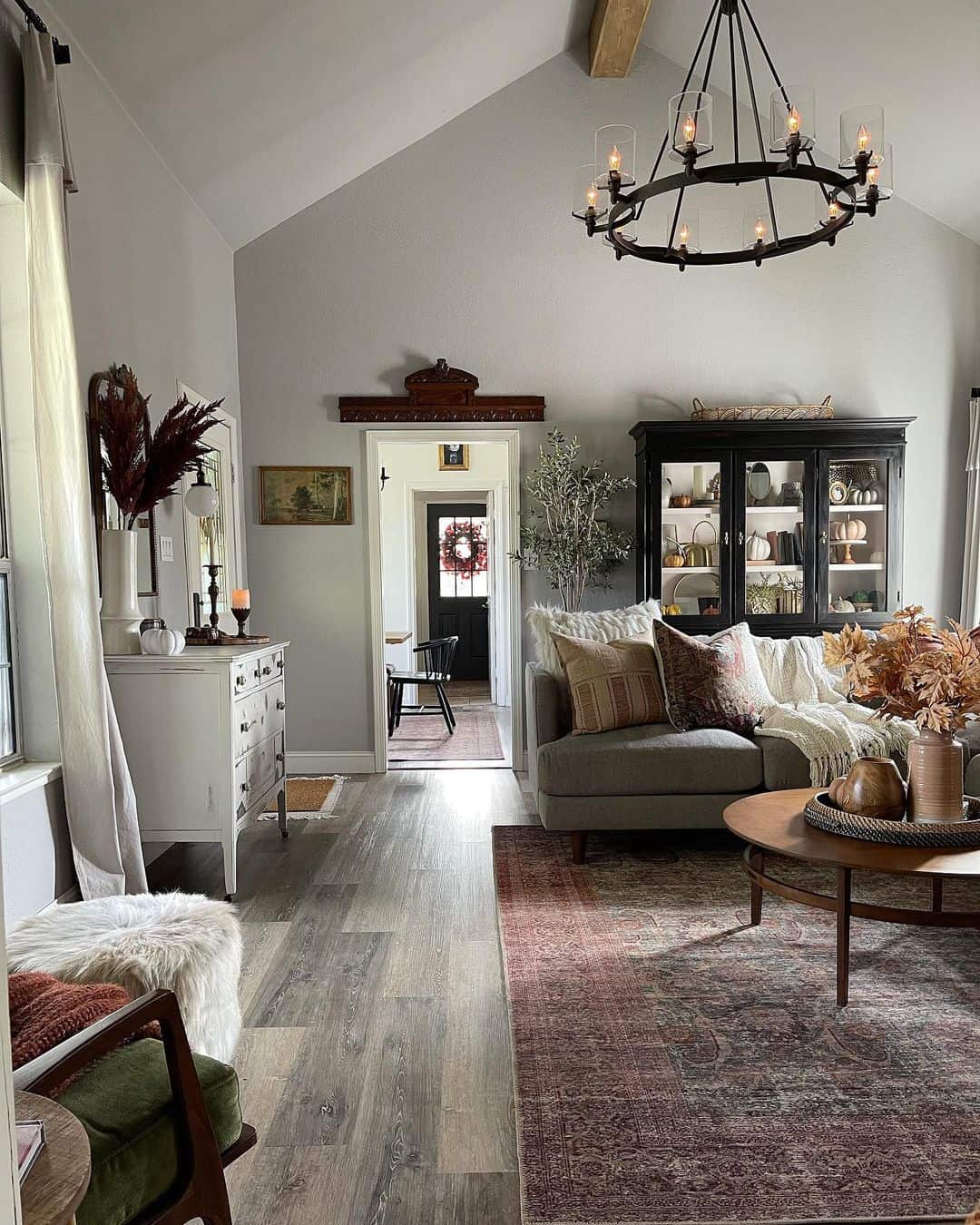 19 Vaulted Ceiling Lighting Ideas for Every Style