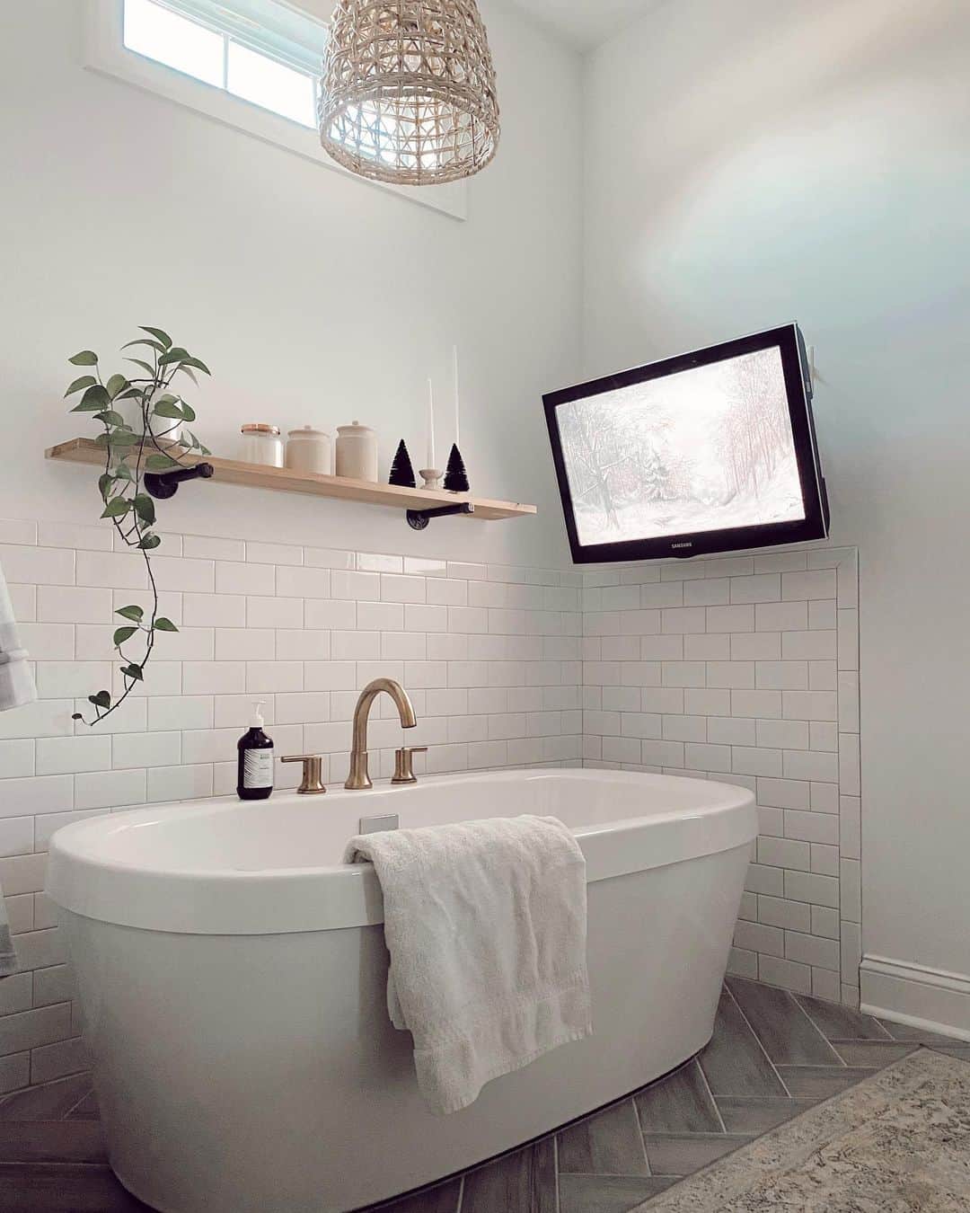 28 Imaginative Ideas for a Subway Tile Bathroom