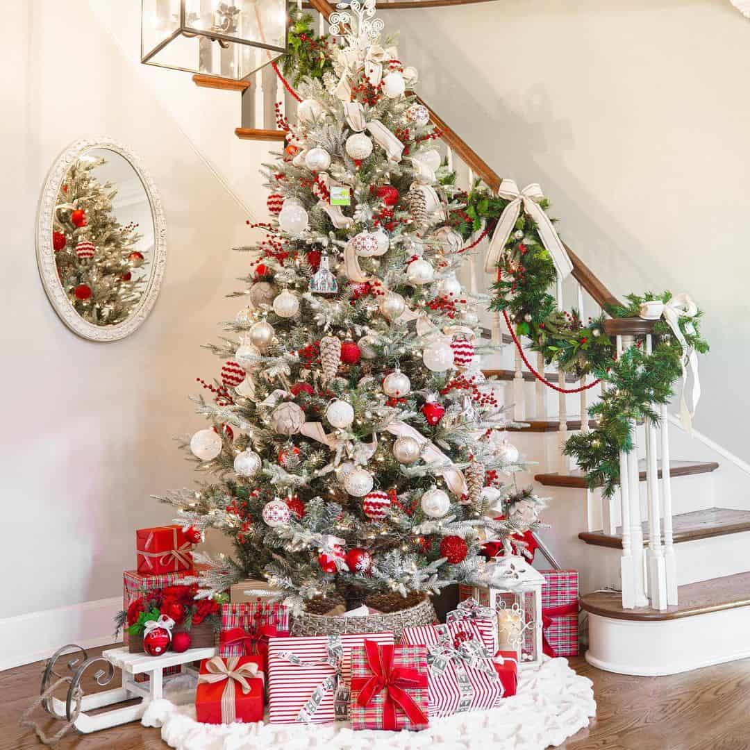 55 Red and White Christmas Tree Decorations That Will Wow You