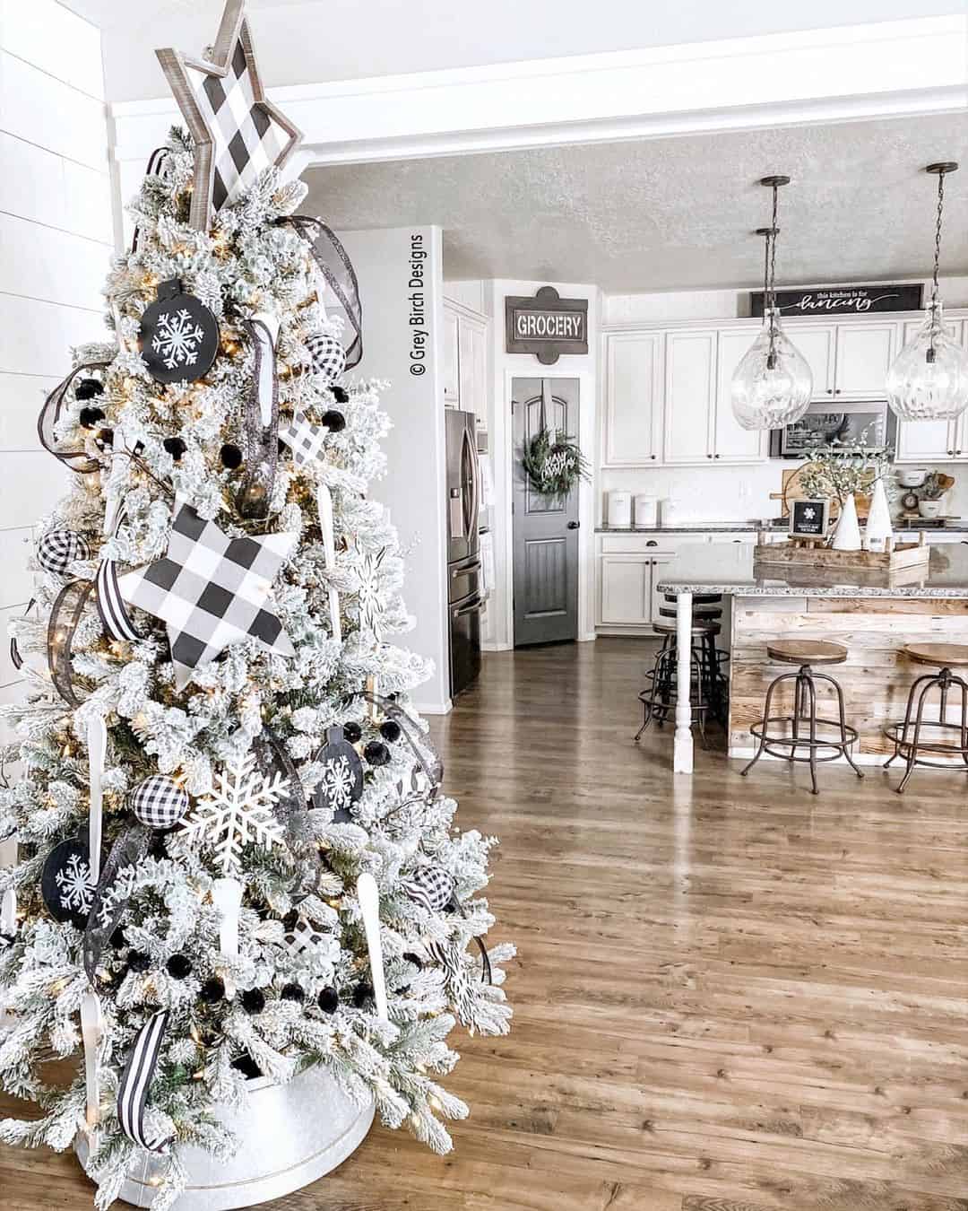 47 Black Christmas Tree Decorations to Modernize Your Décor