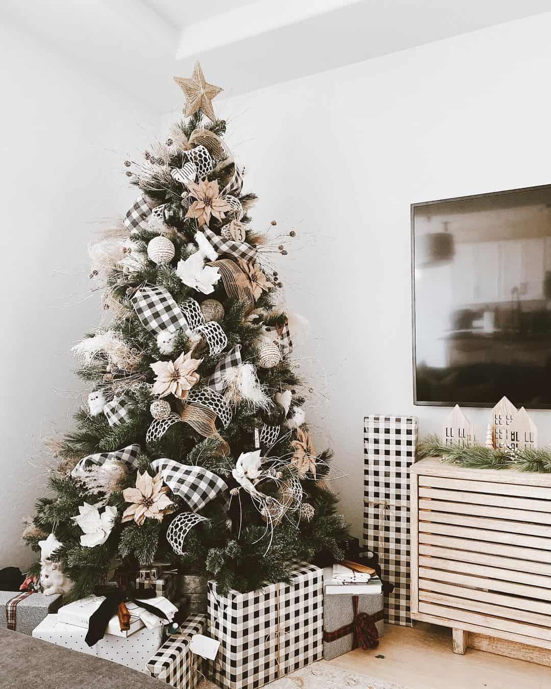 41 Stylish Black and White Christmas Tree Decorations
