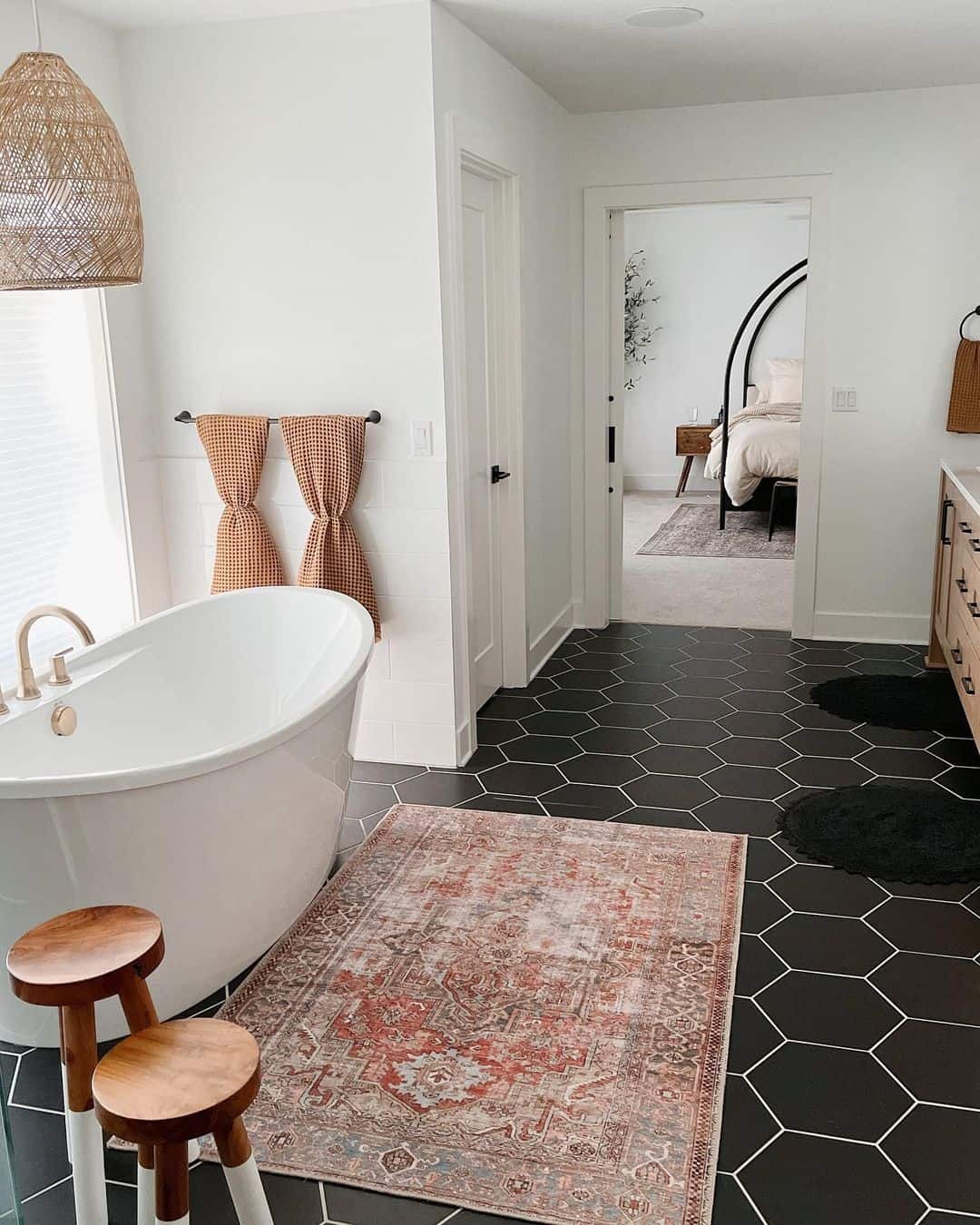 24 Stunning Black Bathroom Floor Designs for a Modern Look