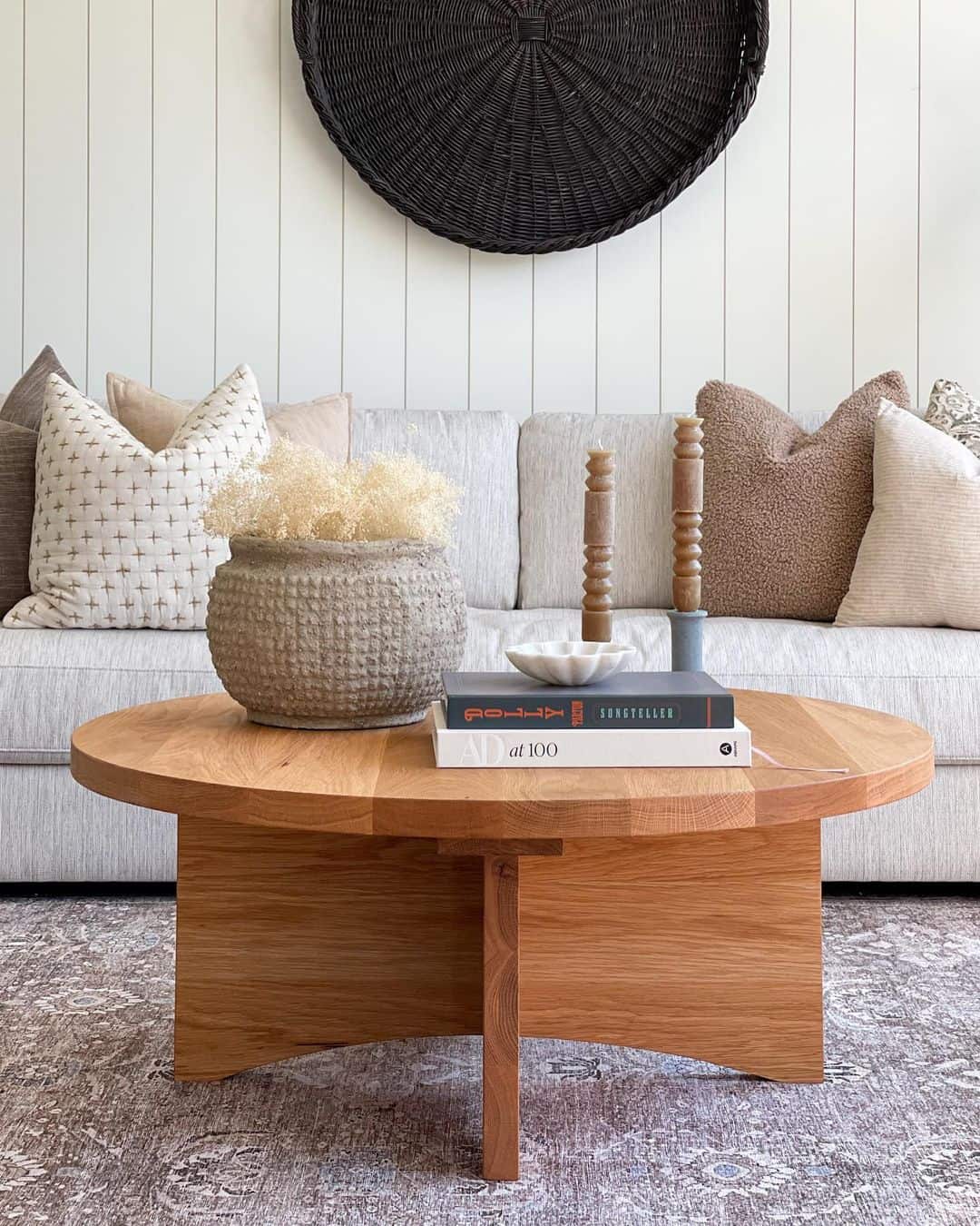 35 Wow-Worthy Examples of Round Coffee Table Décor