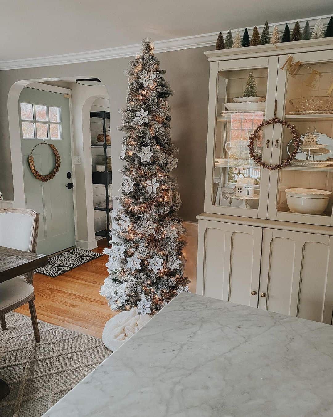 33 Slim Christmas Tree Decorating Ideas for Small Spaces