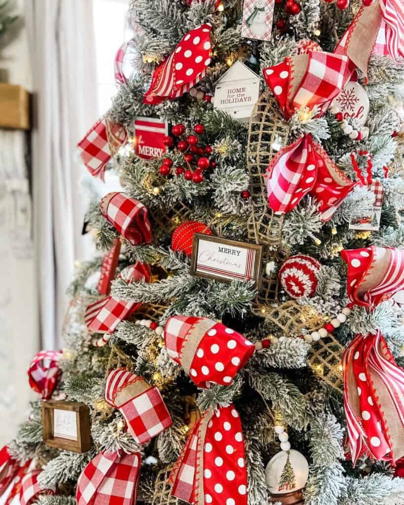 55 Red and White Christmas Tree Decorations That Will Wow You