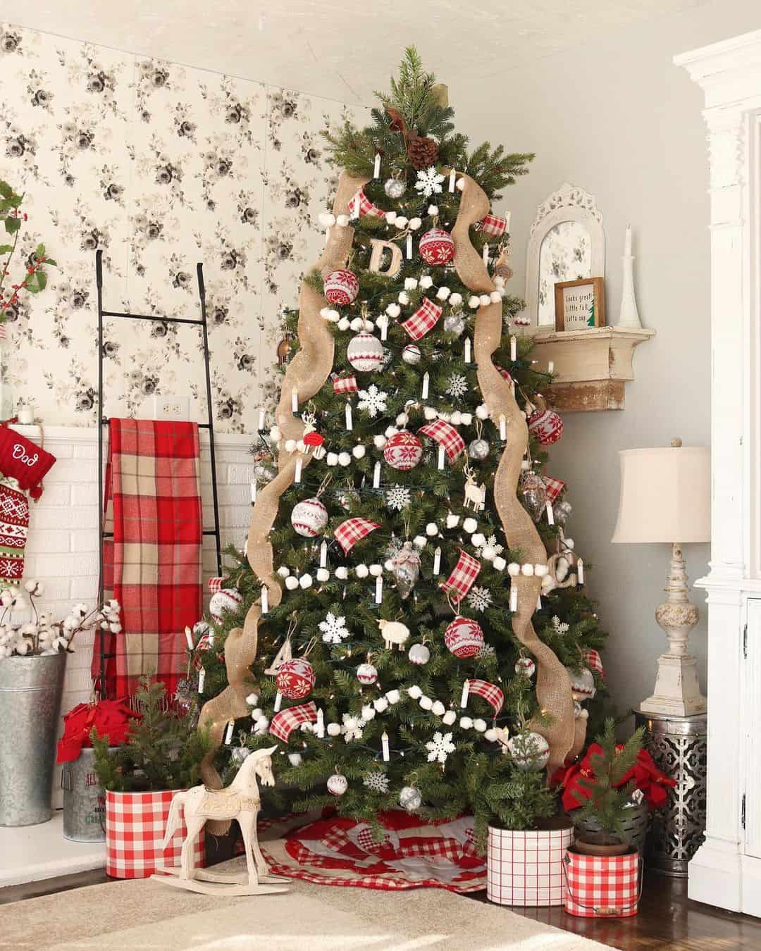 55 Red and White Christmas Tree Decorations That Will Wow You