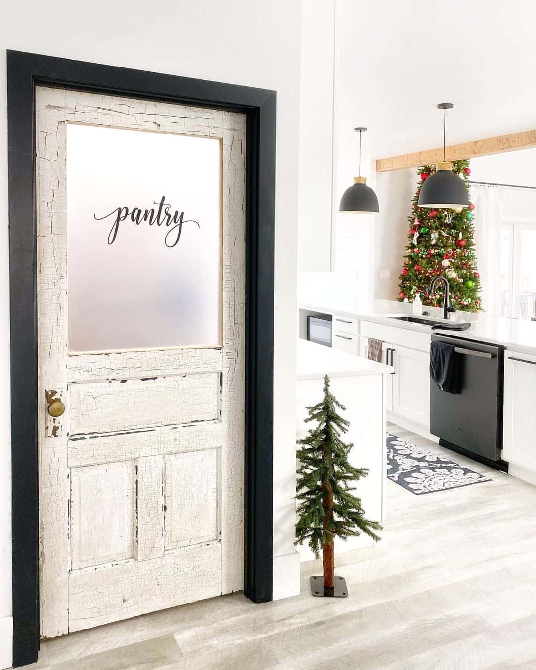 32 Farmhouse Pantry Doors to Inspire Your Next Project