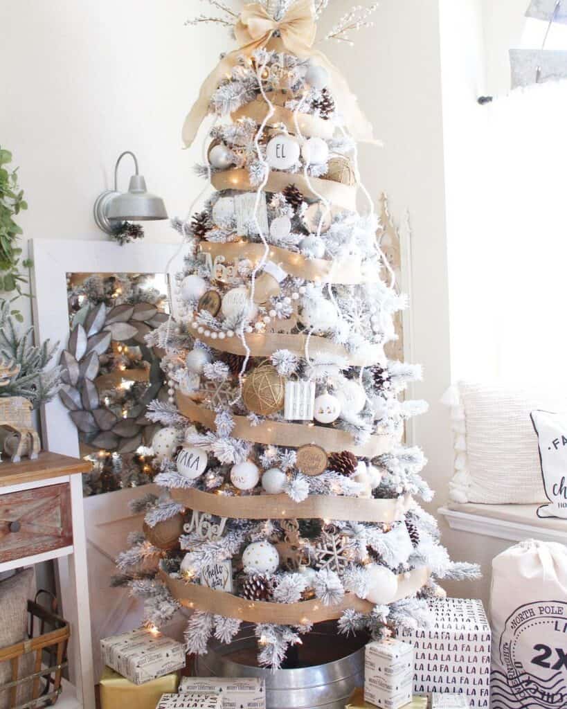 35 White Christmas Tree Decorations for a Beautiful Holiday
