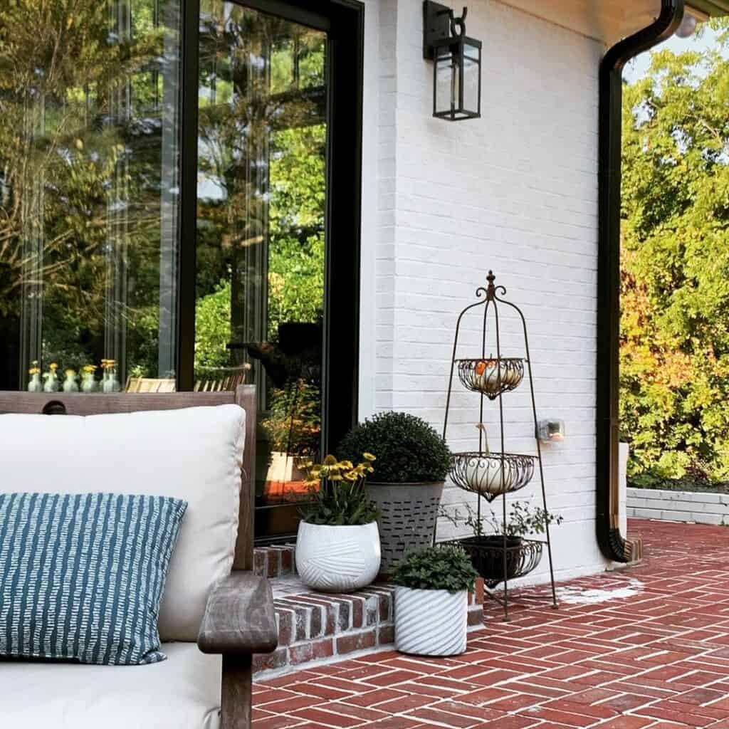 35 Spectacular Farmhouse Outdoor Lighting Ideas That Shine
