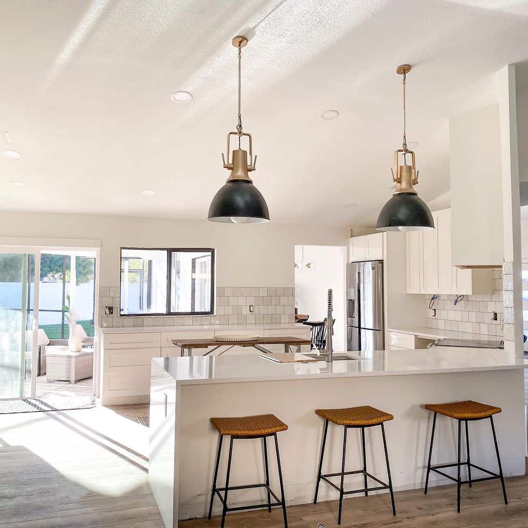 28 Modern Kitchen Island Lighting Ideas for a Radiant Space