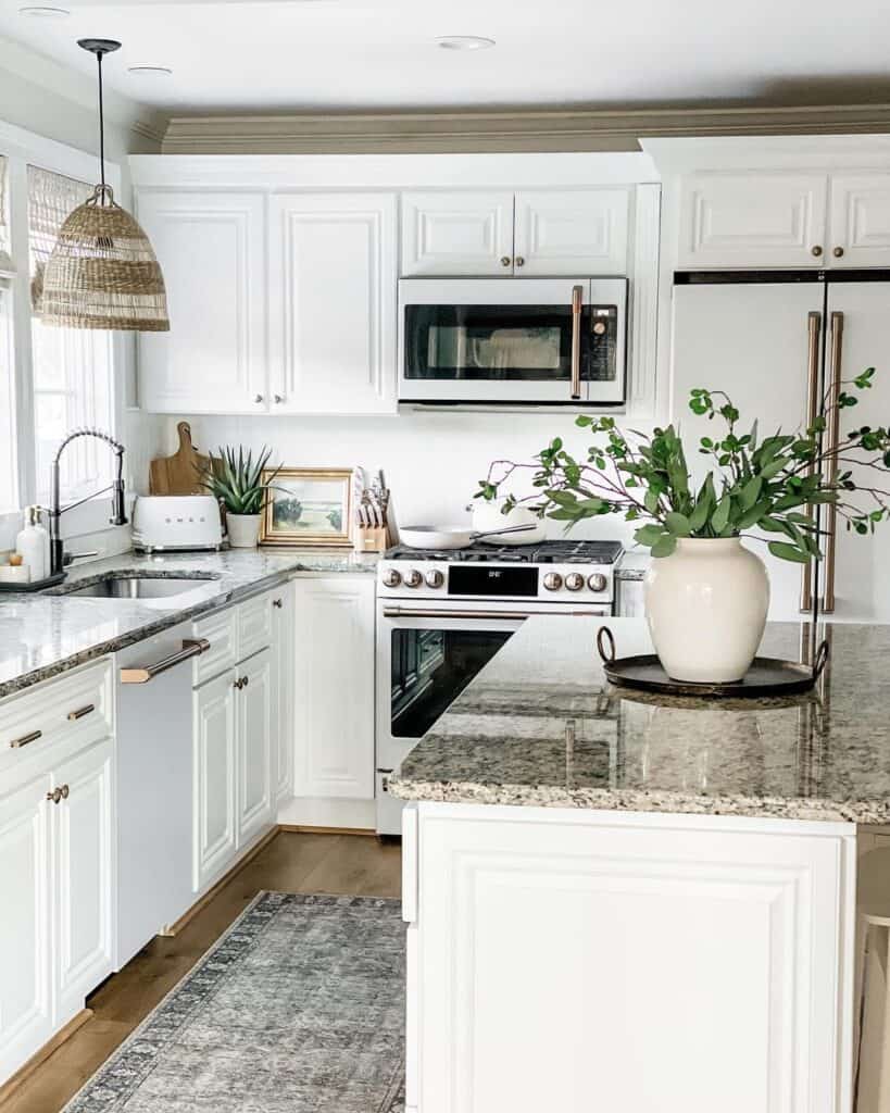 32 Farmhouse White Kitchen Cabinets You’ll Fall In Love With