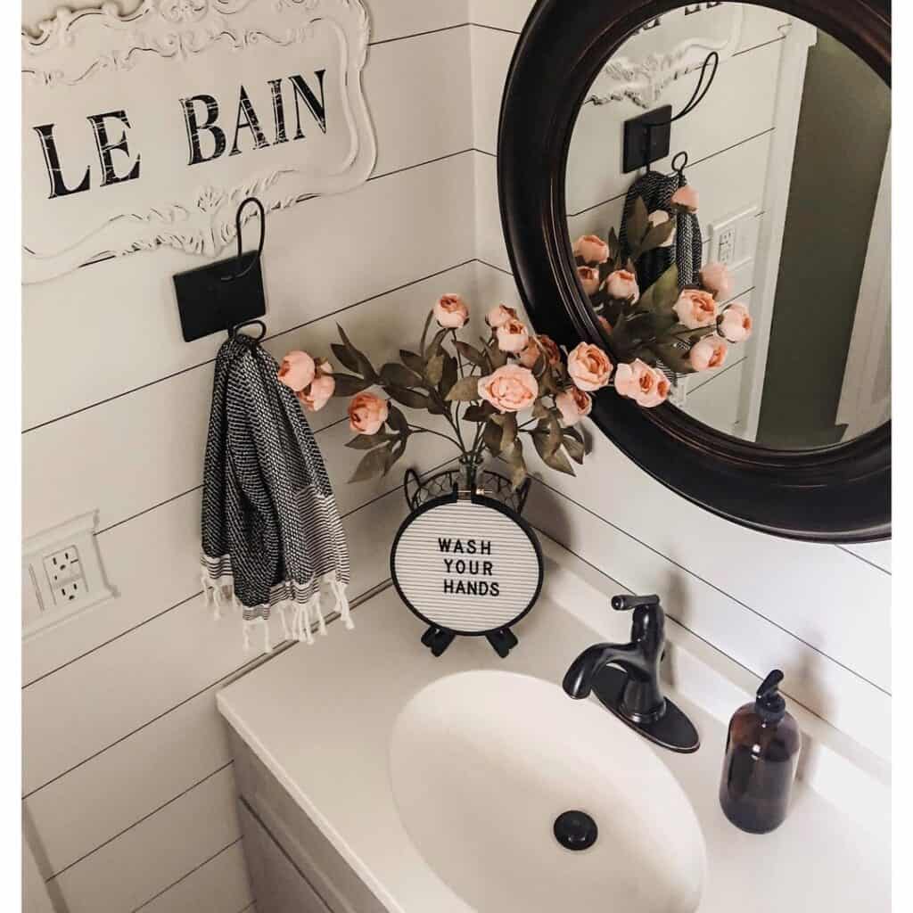 35 Bathroom Decor Signs for an Unforgettable Look