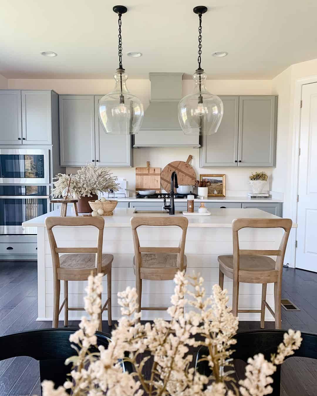 28 Modern Kitchen Island Lighting Ideas for a Radiant Space