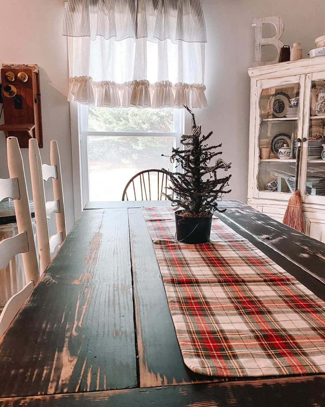 35 Farmhouse Table Runners to Put Your Tablescape on Fleek